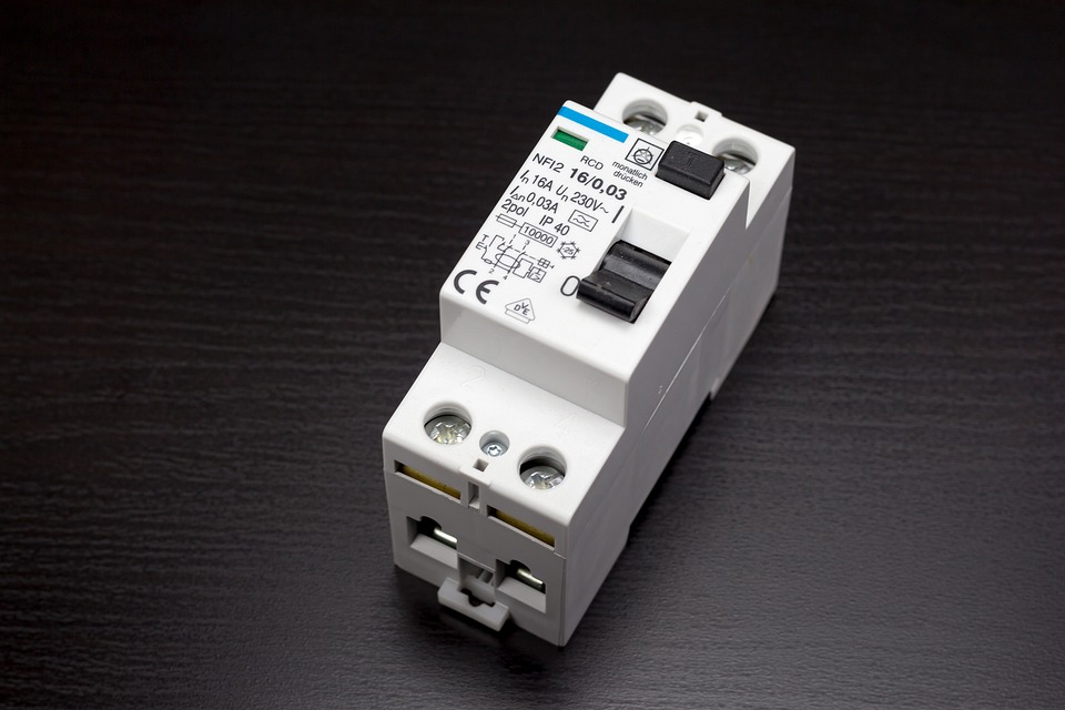 What is a Electrical Fuse - Types of Fuses with Working & Applications